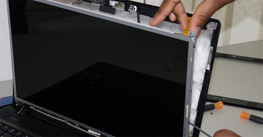 Cara Mengatasi Layar Laptop Bergaris, Penyebab & Solusinya | erablue.id