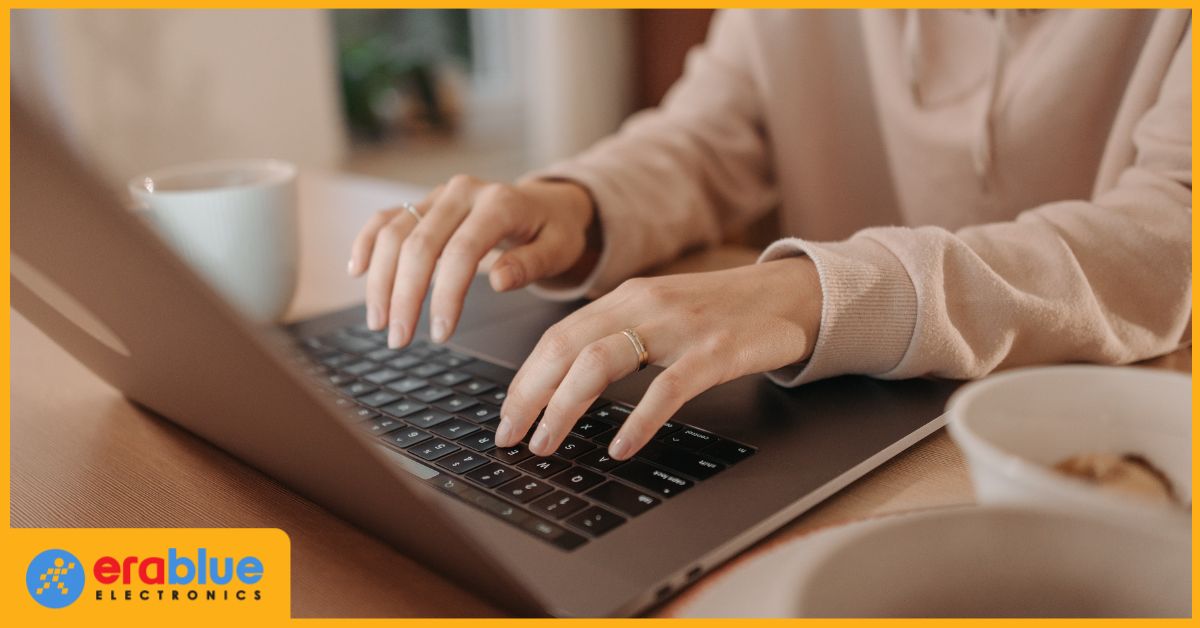 Penyebab dan Cara Mengatasi Layar Laptop Putih dengan Aman | erablue.id